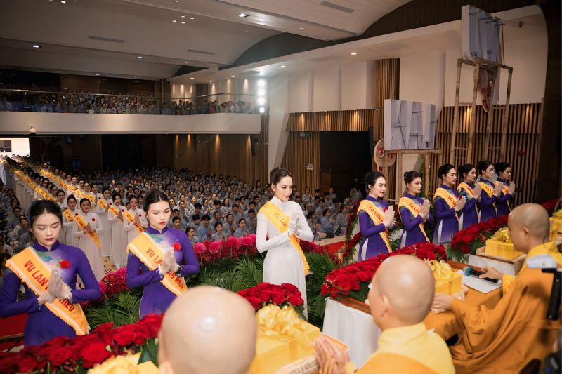 VDTOnline.vn - Lê Hoàng Phương, Ngọc Thảo và Minh Nhàn tham dự Đại lễ Vu lan Báo hiếu